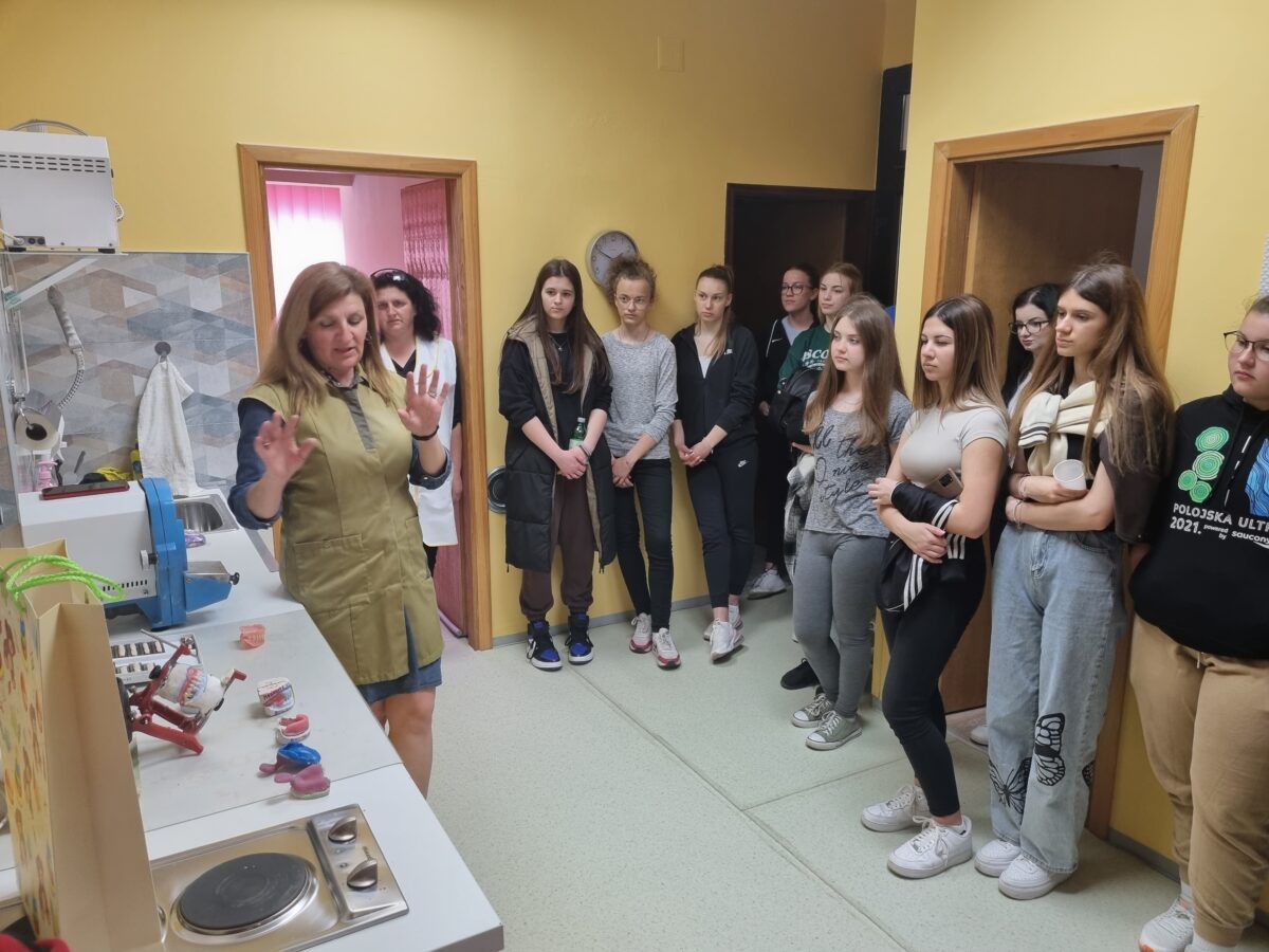 Učenici 2.d razreda smjera dentalni asistent/dentalna asistentica ...